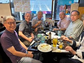 レストランで食事をしている人達AI 生成コンテンツは誤りを含む可能性があります。