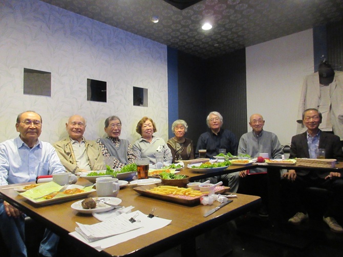 テーブルで食事をしている人達AI 生成コンテンツは誤りを含む可能性があります。