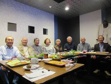 歩道に立っている男性たち低い精度で自動的に生成された説明