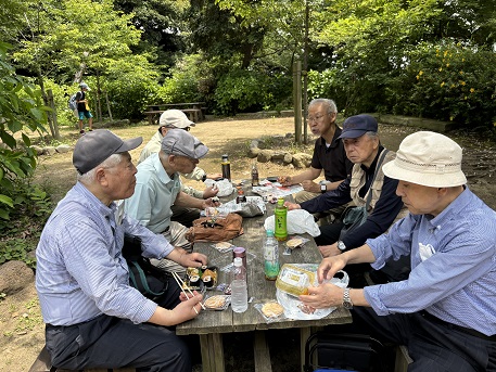 人, 屋外, 男, 食品 が含まれている画像自動的に生成された説明