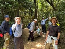 公園にあるベンチ低い精度で自動的に生成された説明