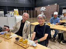 レストランで食事をしている人達自動的に生成された説明