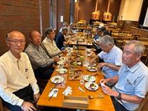 部屋に集まっている人たち中程度の精度で自動的に生成された説明